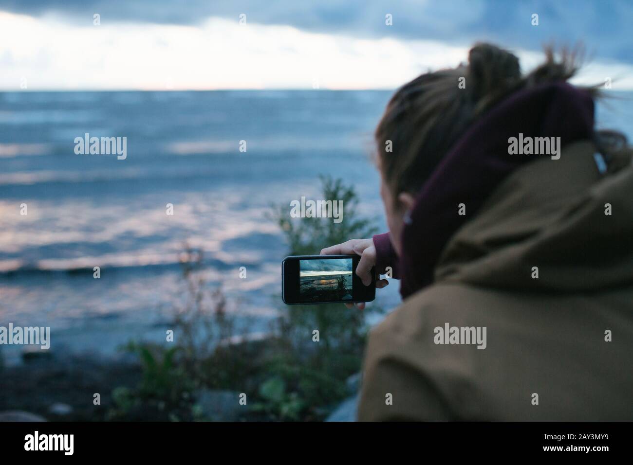 Photographing with cell phone hi-res stock photography and images - Alamy