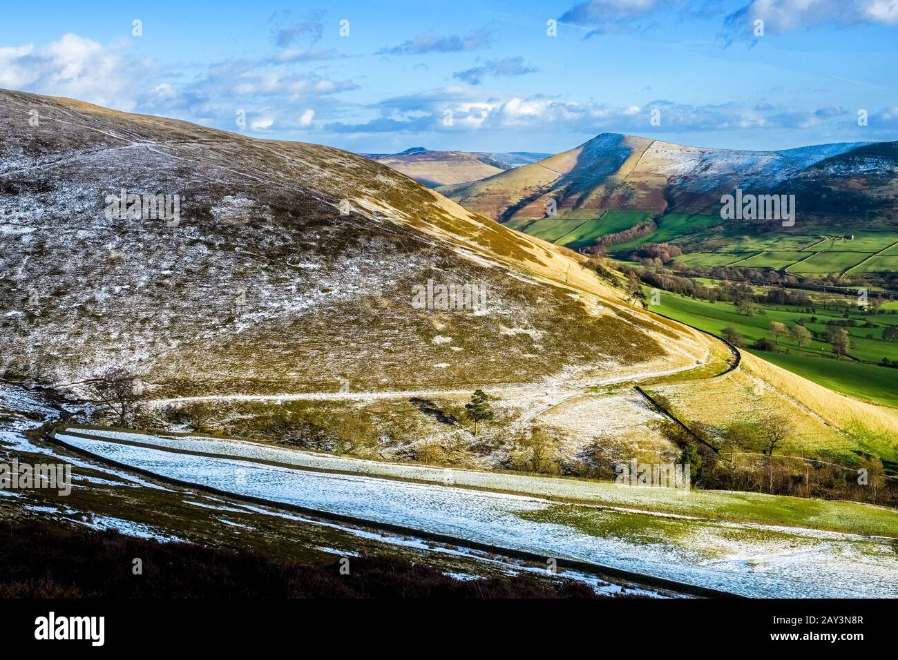 Lose Hill and Edale valley in winter from Kinder Scout, Peak District ...