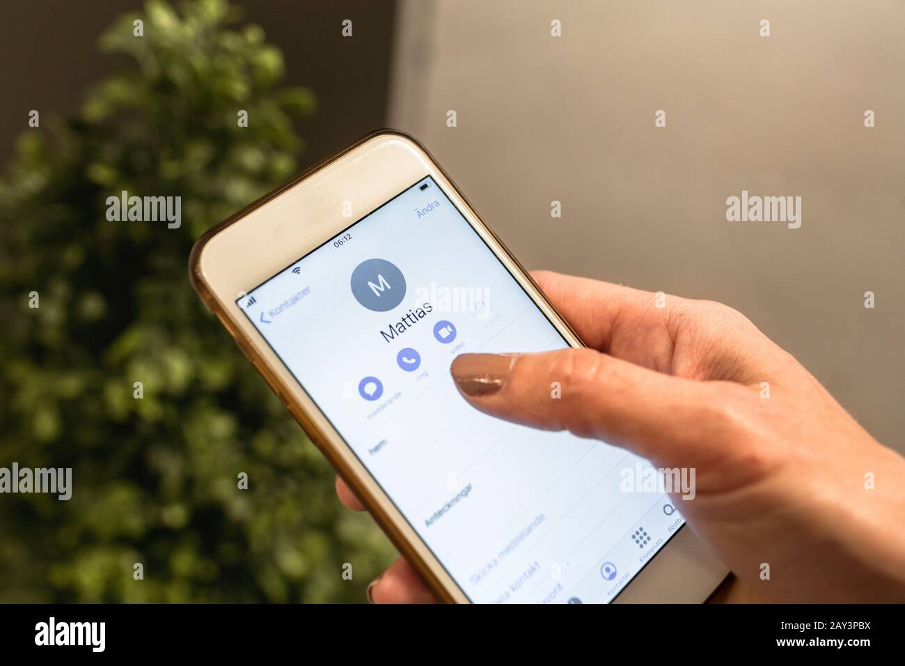 Hand phone outdoors hi-res stock photography and images - Alamy