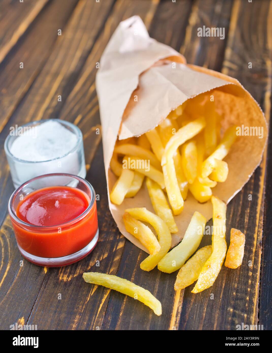 Group crispy roasted potatoes hi-res stock photography and images - Alamy