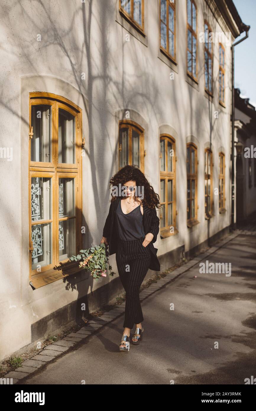 Woman walking, front view Stock Photo - Alamy