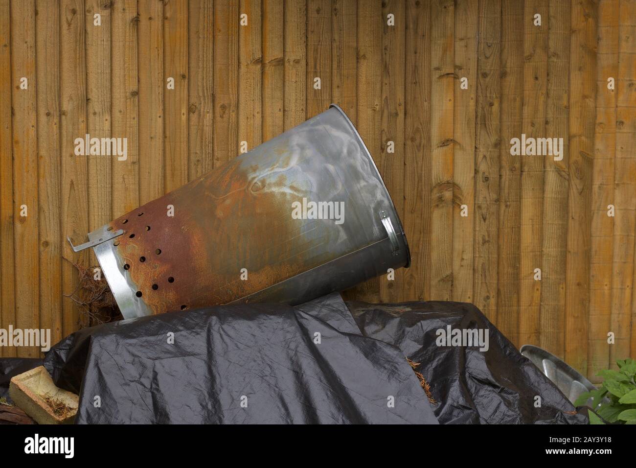 Old metal trash bin hi-res stock photography and images - Alamy