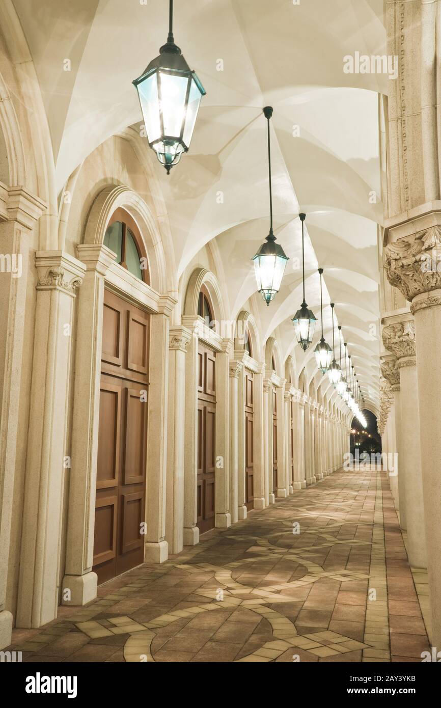 Column row corridor hi-res stock photography and images - Alamy