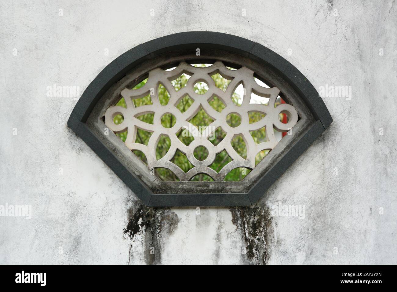 Chinese garden window hi-res stock photography and images - Alamy