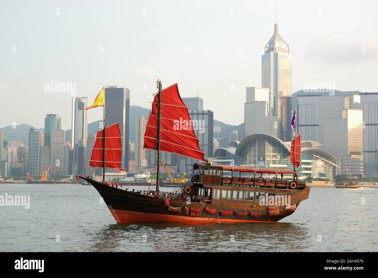 Junk boat in hongkong hi-res stock photography and images - Alamy