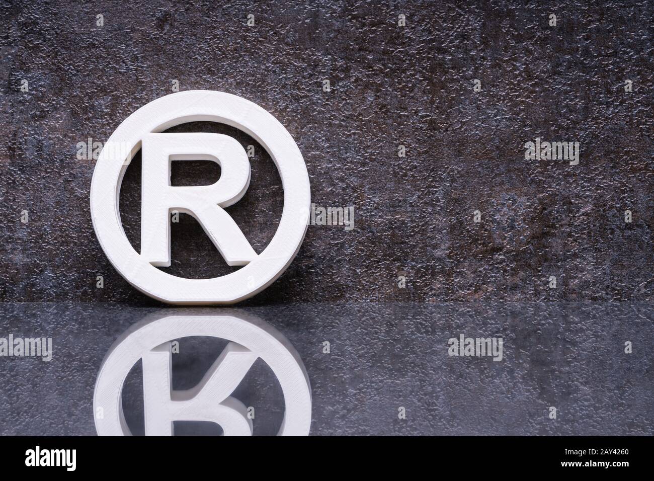 White Registered Trademark Sign Leaning On Wall Stock Photo - Alamy