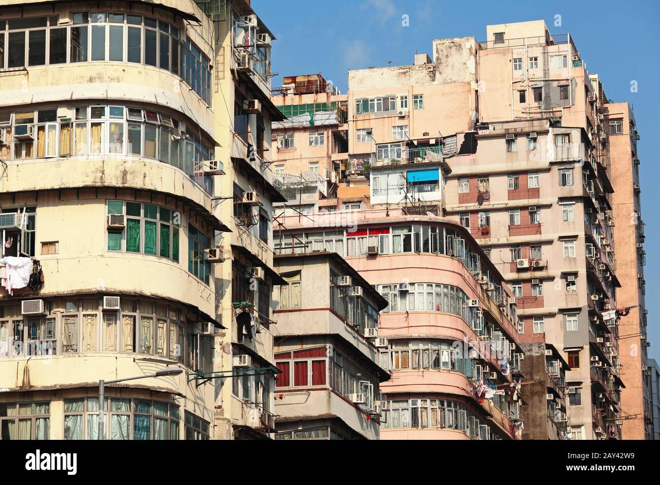 Rundown apartment building hi-res stock photography and images - Alamy