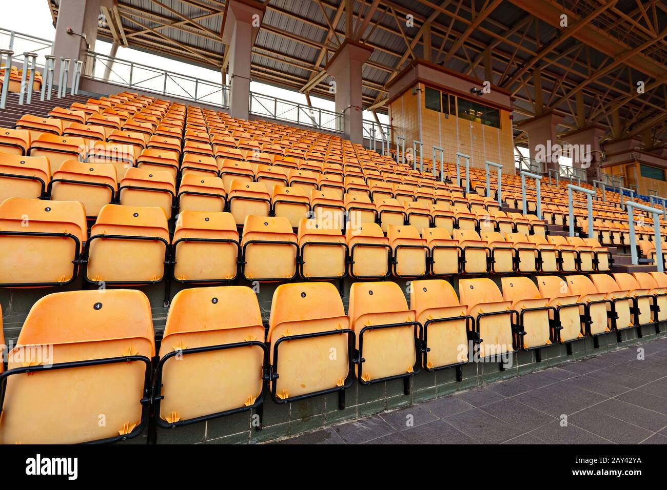 Stadium audience sitting hi-res stock photography and images - Alamy