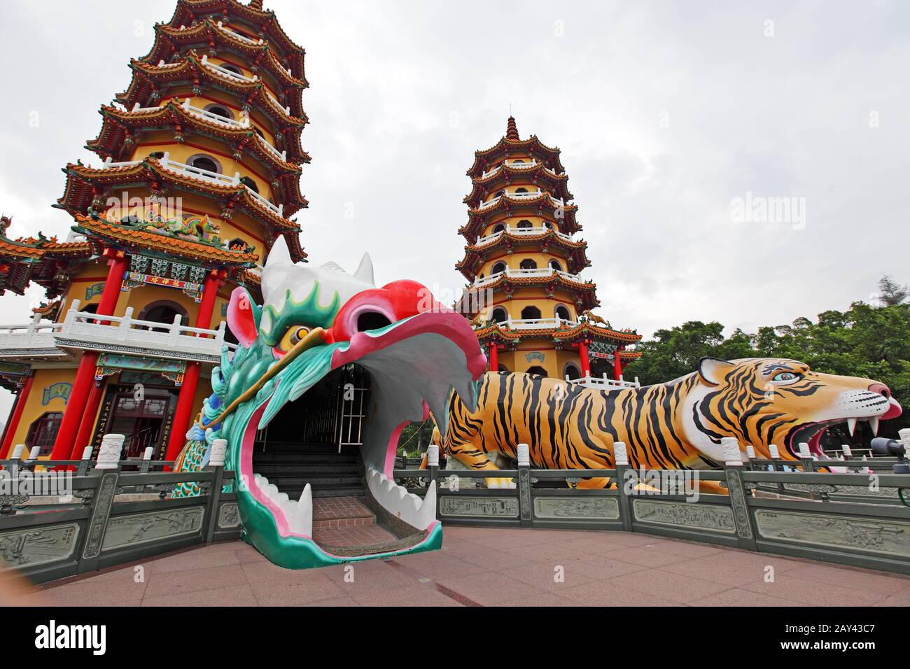 Dragon railing hi-res stock photography and images - Alamy