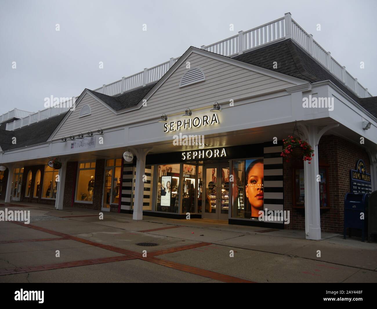 Newport high end shopping hi-res stock photography and images - Alamy