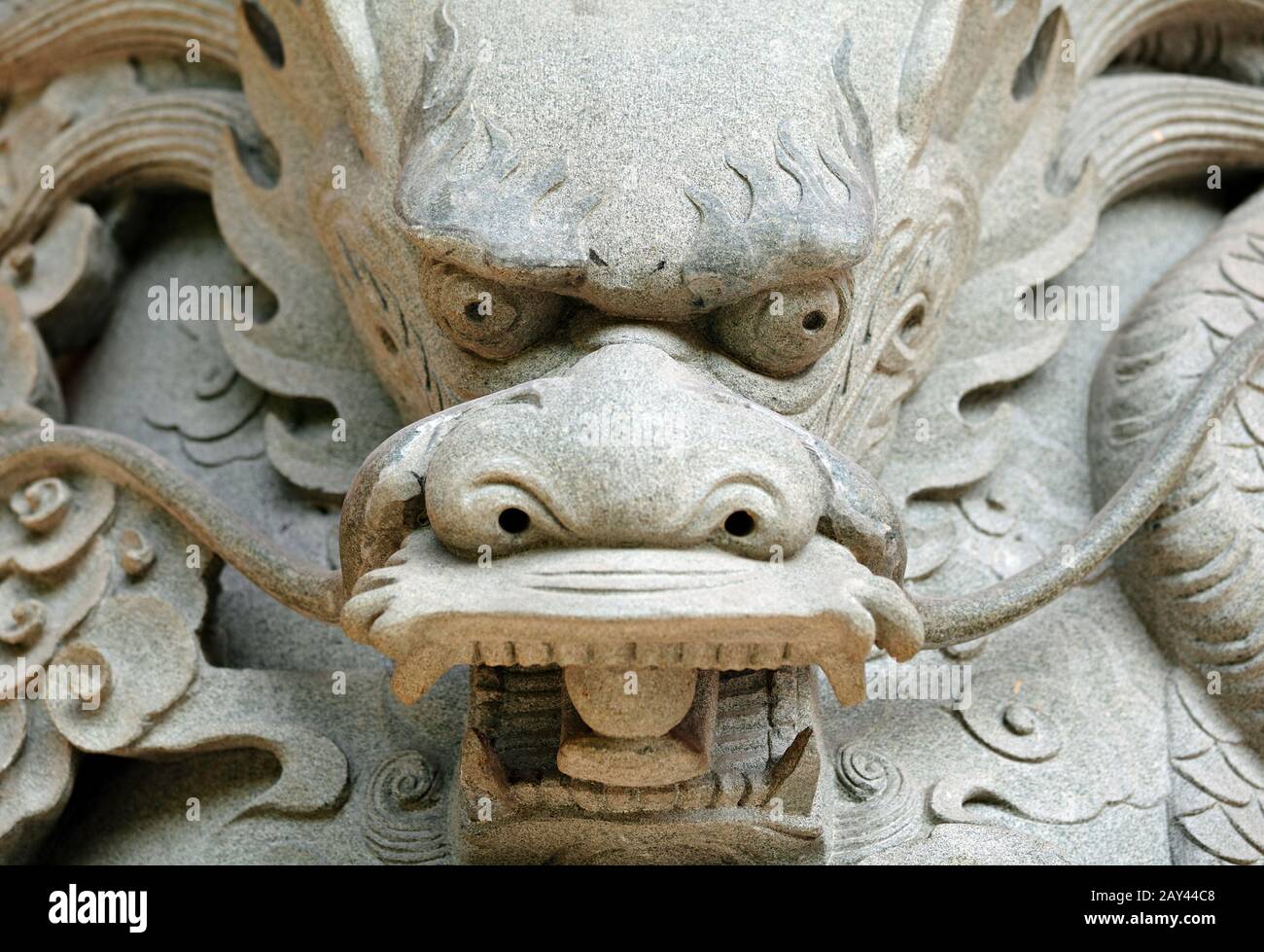 chinese dragon statue in temple Stock Photo - Alamy