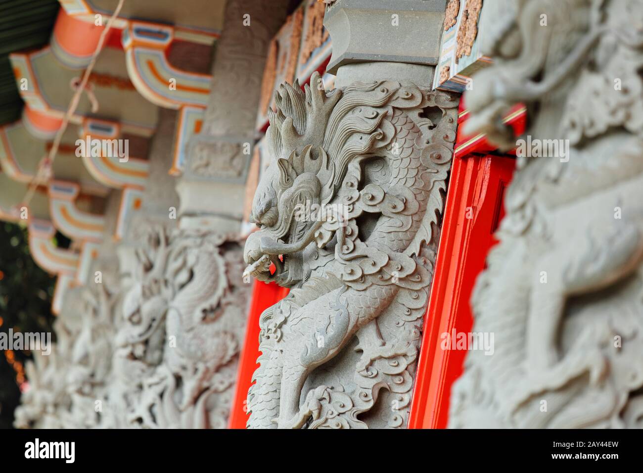 Gold dragon sculpture in the chinese temple hi-res stock photography ...
