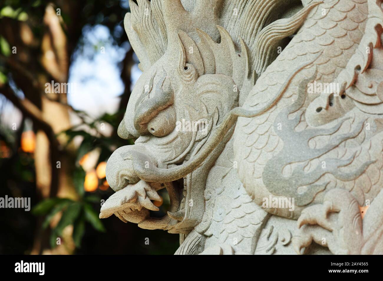 dragon statue in temple Stock Photo - Alamy