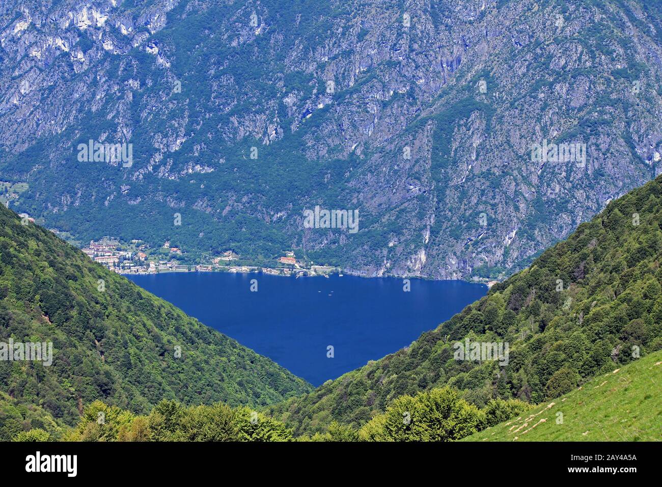 Lake Como in the middle of the mountains Stock Photo - Alamy