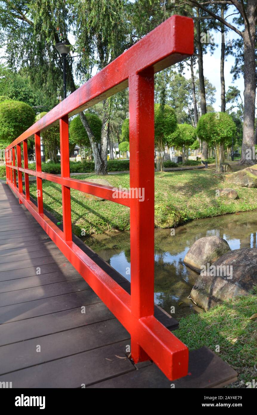 Chinese red bridge hi-res stock photography and images - Alamy