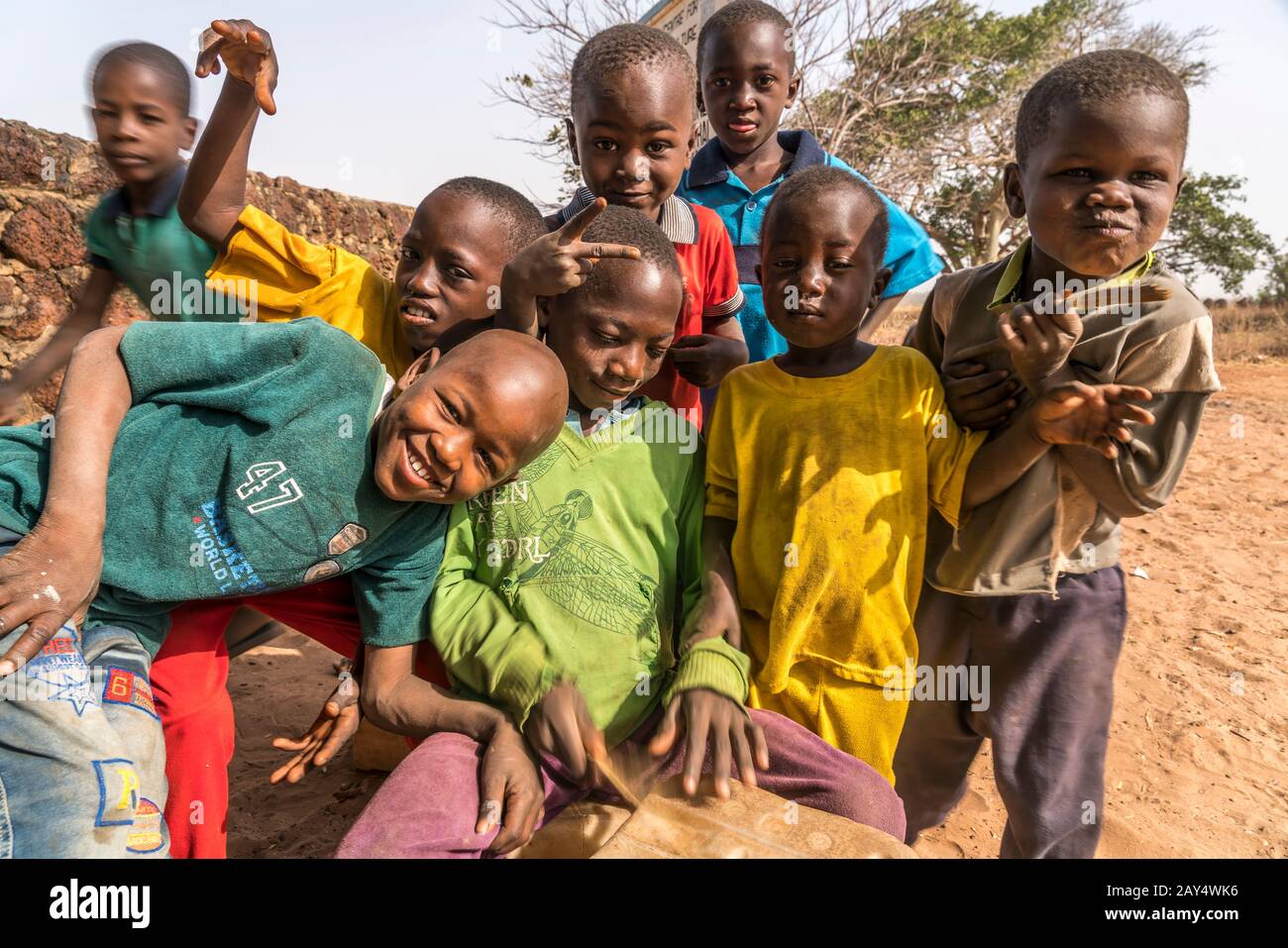 African children playing drum hi-res stock photography and images - Alamy