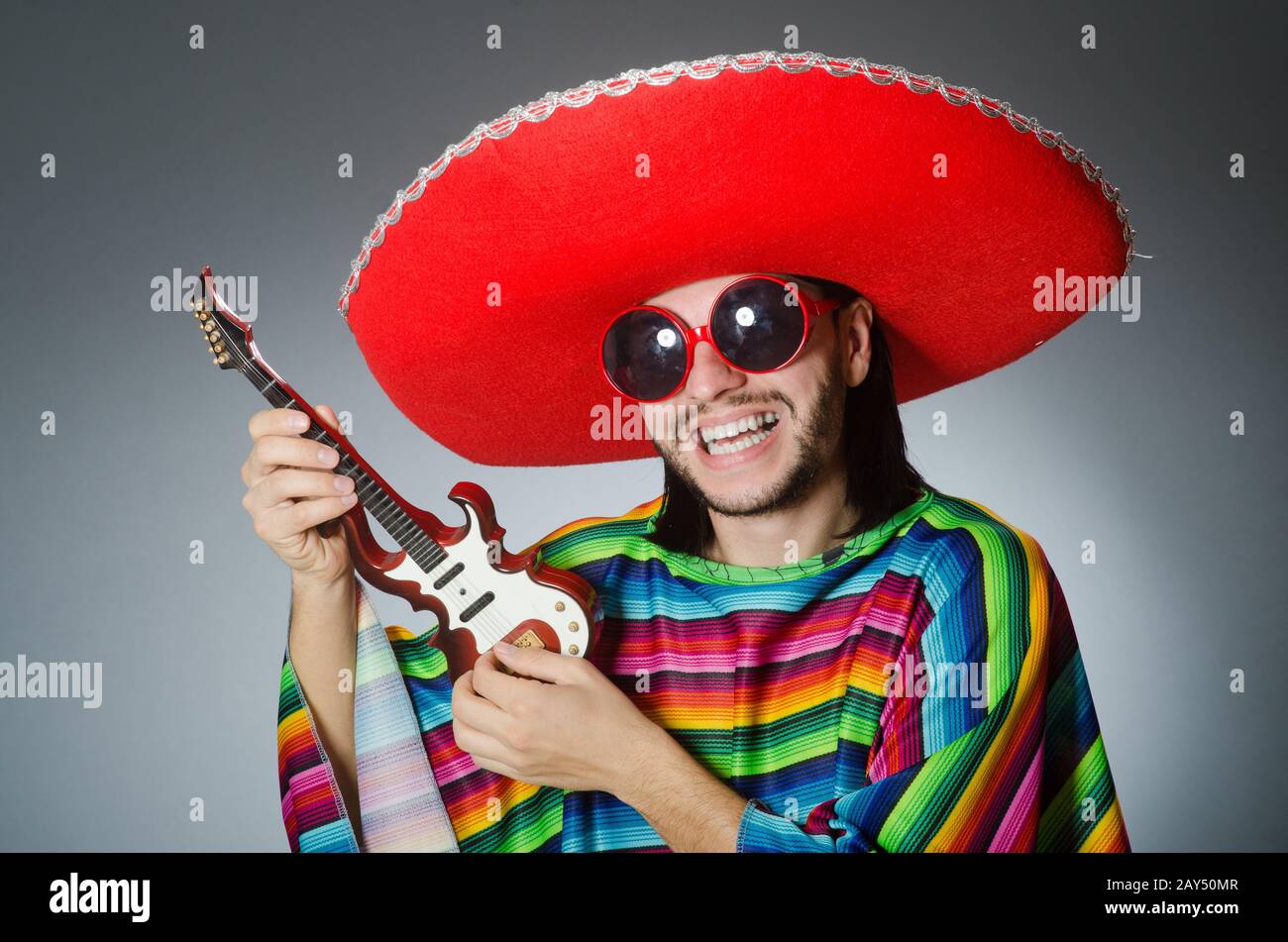 Mexican playing guitar wearing sombrero Stock Photo - Alamy