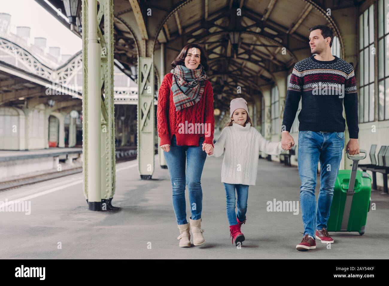 Man carries suitcase hi-res stock photography and images - Alamy