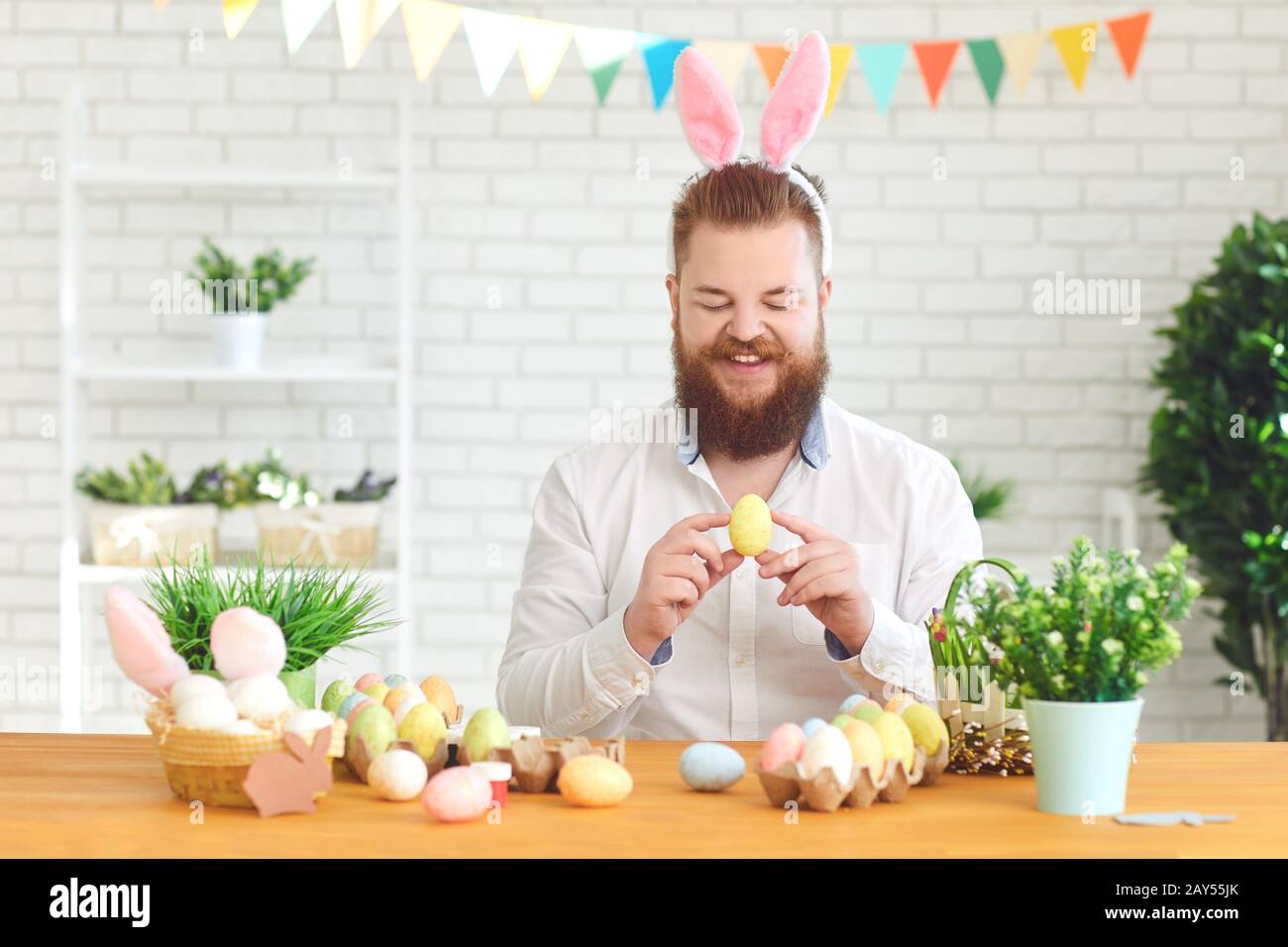 Fat man table hi-res stock photography and images - Alamy
