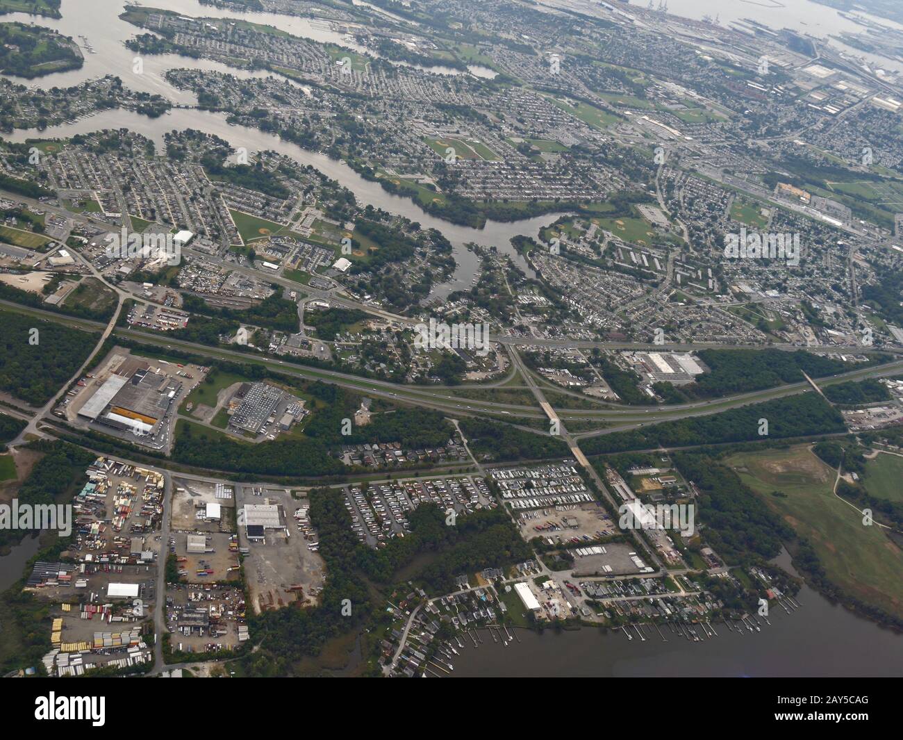 Airplane flying above a us city hi-res stock photography and images - Alamy
