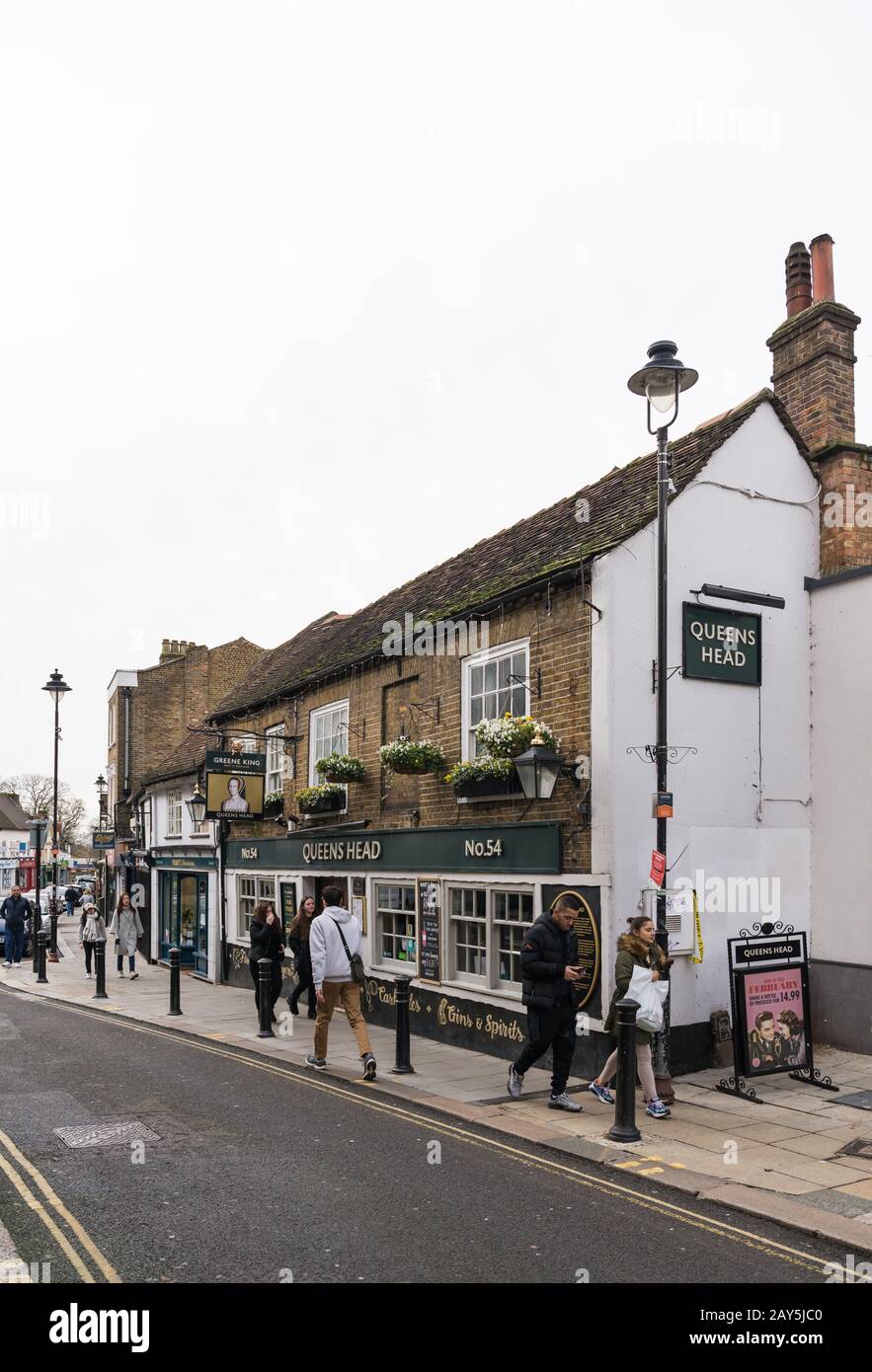 Queens head public house in hi-res stock photography and images - Alamy