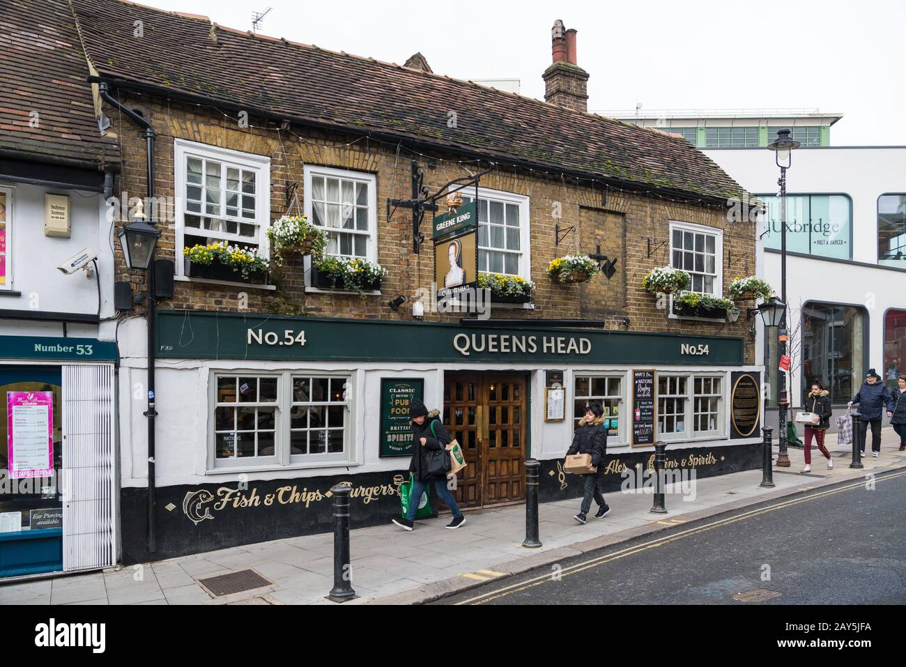 Queens head public house hi-res stock photography and images - Alamy