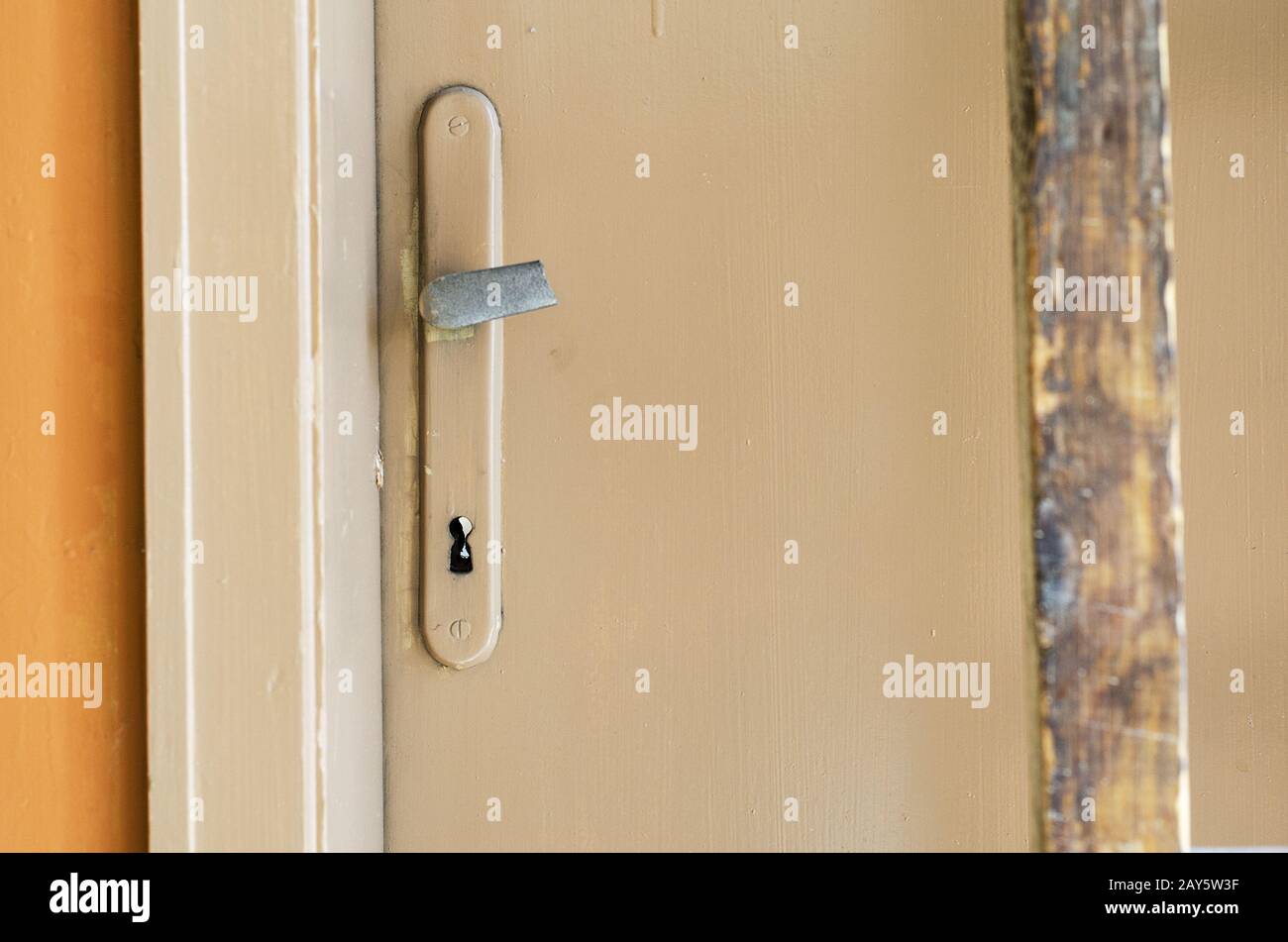 Broken door handle Stock Photo - Alamy