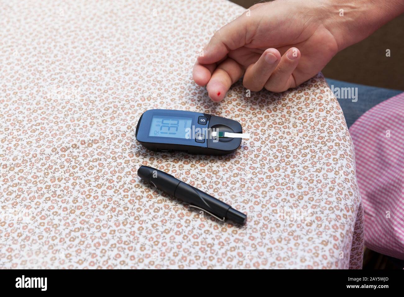 Index finger measurement hi-res stock photography and images - Alamy