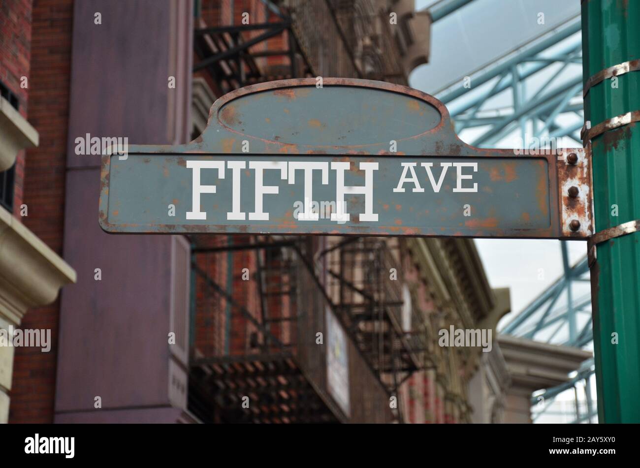 Fifth avenue road sign hi-res stock photography and images - Alamy