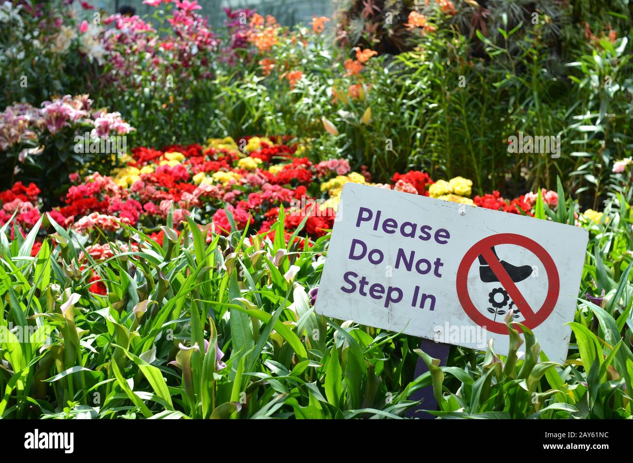 Please do not step in sign in Gardens by the Bay Stock Photo - Alamy