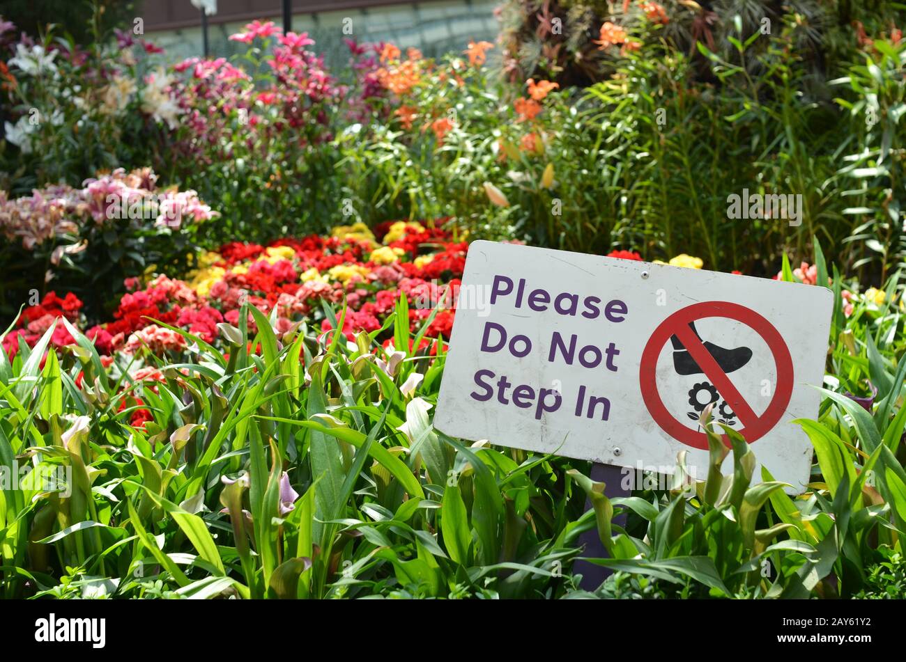 Please do not step in sign in Gardens by the Bay Stock Photo - Alamy