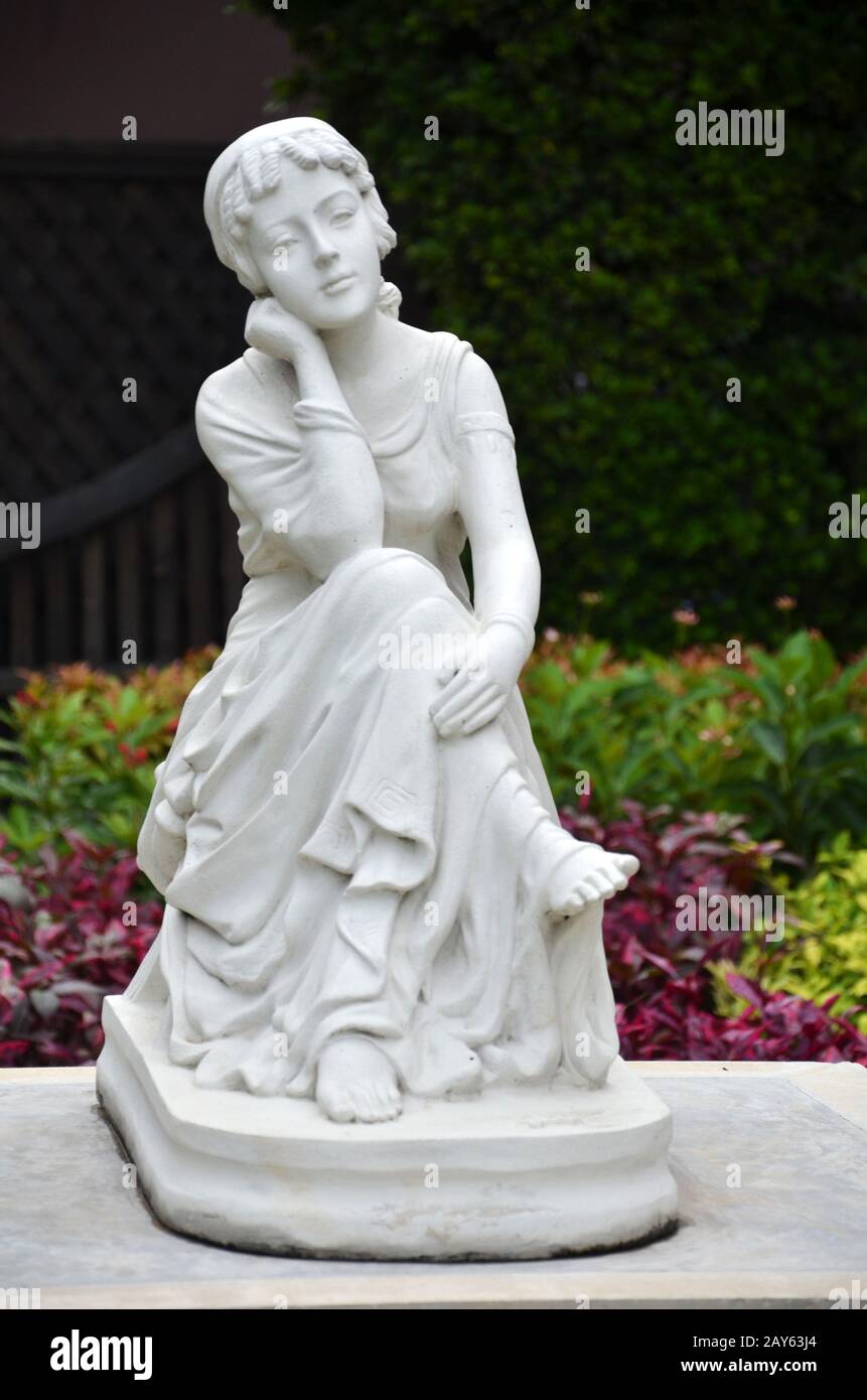 Roman female angel statue hi-res stock photography and images - Alamy