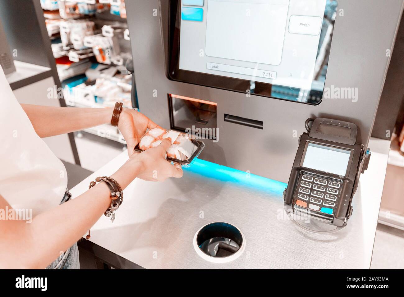 Self checkout machine hi-res stock photography and images - Alamy