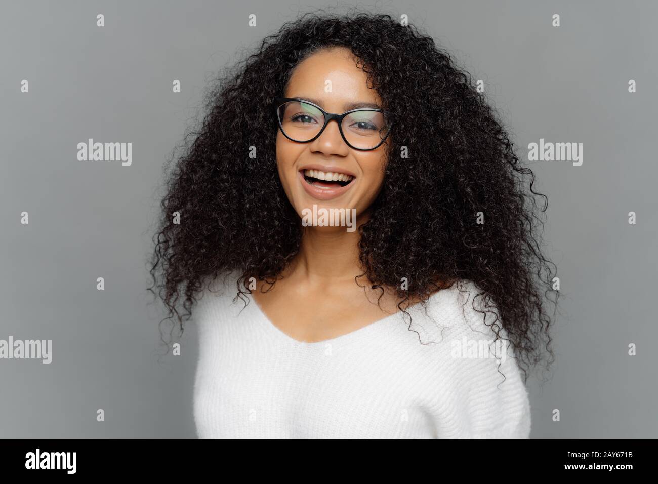 Candid looks hi-res stock photography and images - Alamy