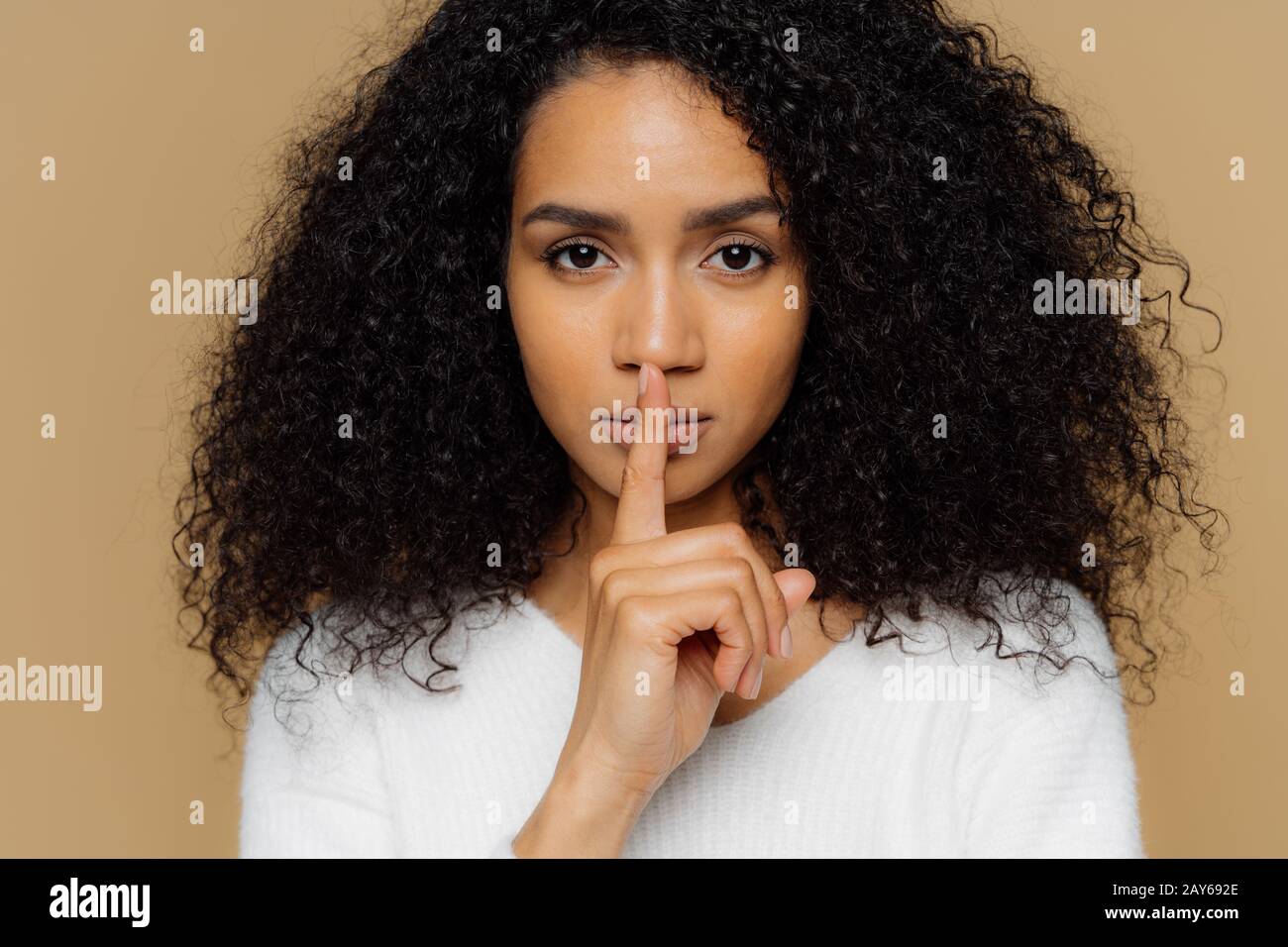 Shush gesture hi-res stock photography and images - Alamy