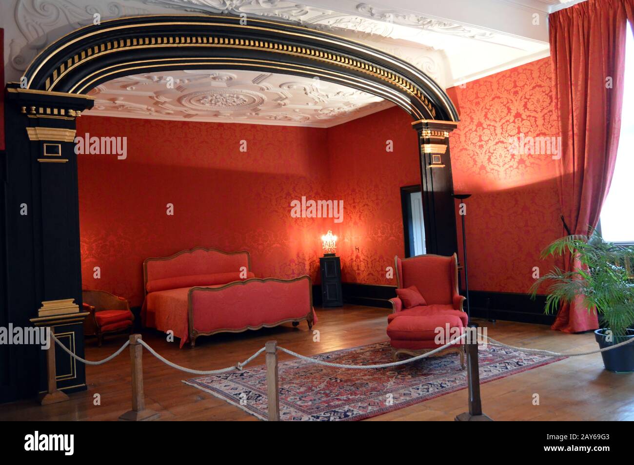 Red Chamber with an arch and mouldings in the ceiling Stock Photo - Alamy