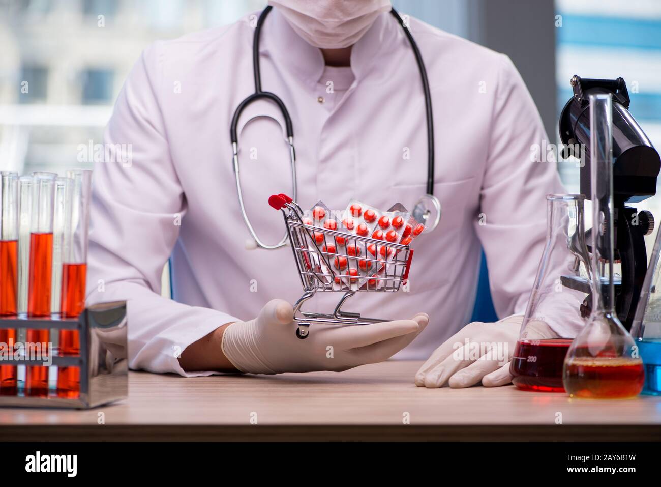 Doctor shopping hi-res stock photography and images - Alamy