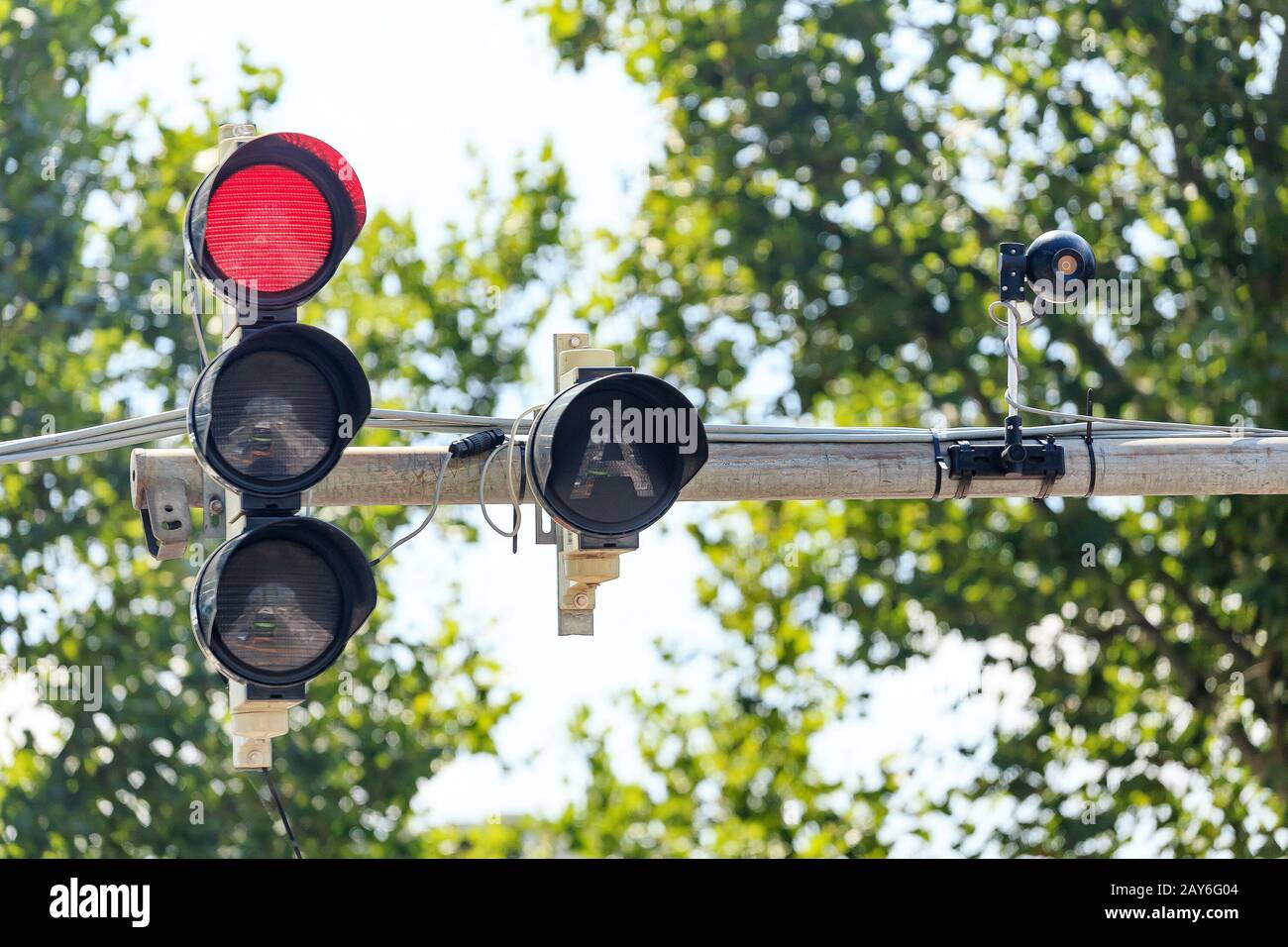 Red traffic light at the city street Stock Photo - Alamy