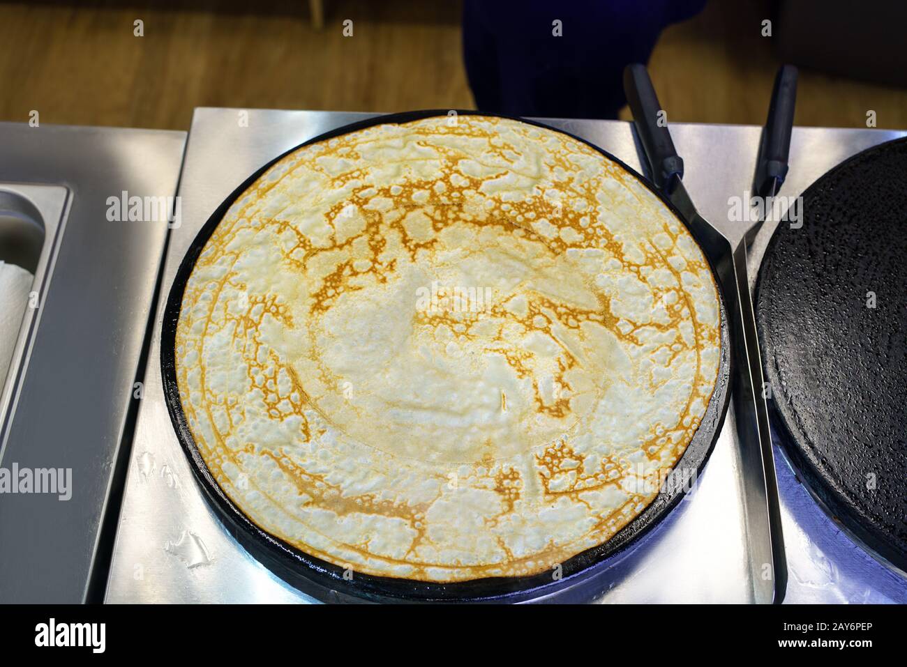 Pancake on frying pan view from above in a cafe Stock Photo - Alamy