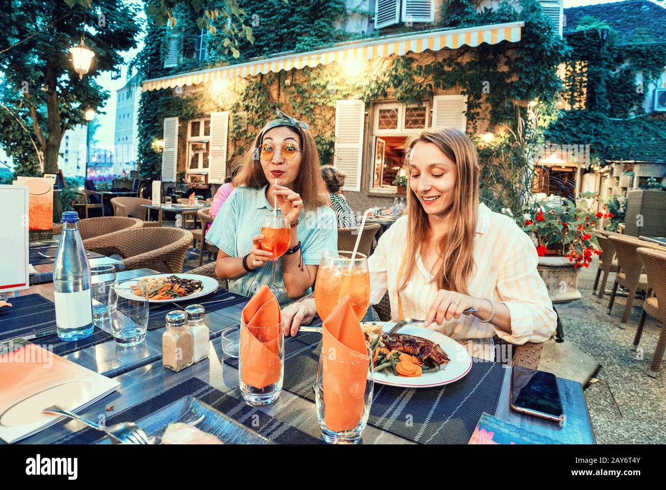 Two women eat lunch outside hi-res stock photography and images - Alamy