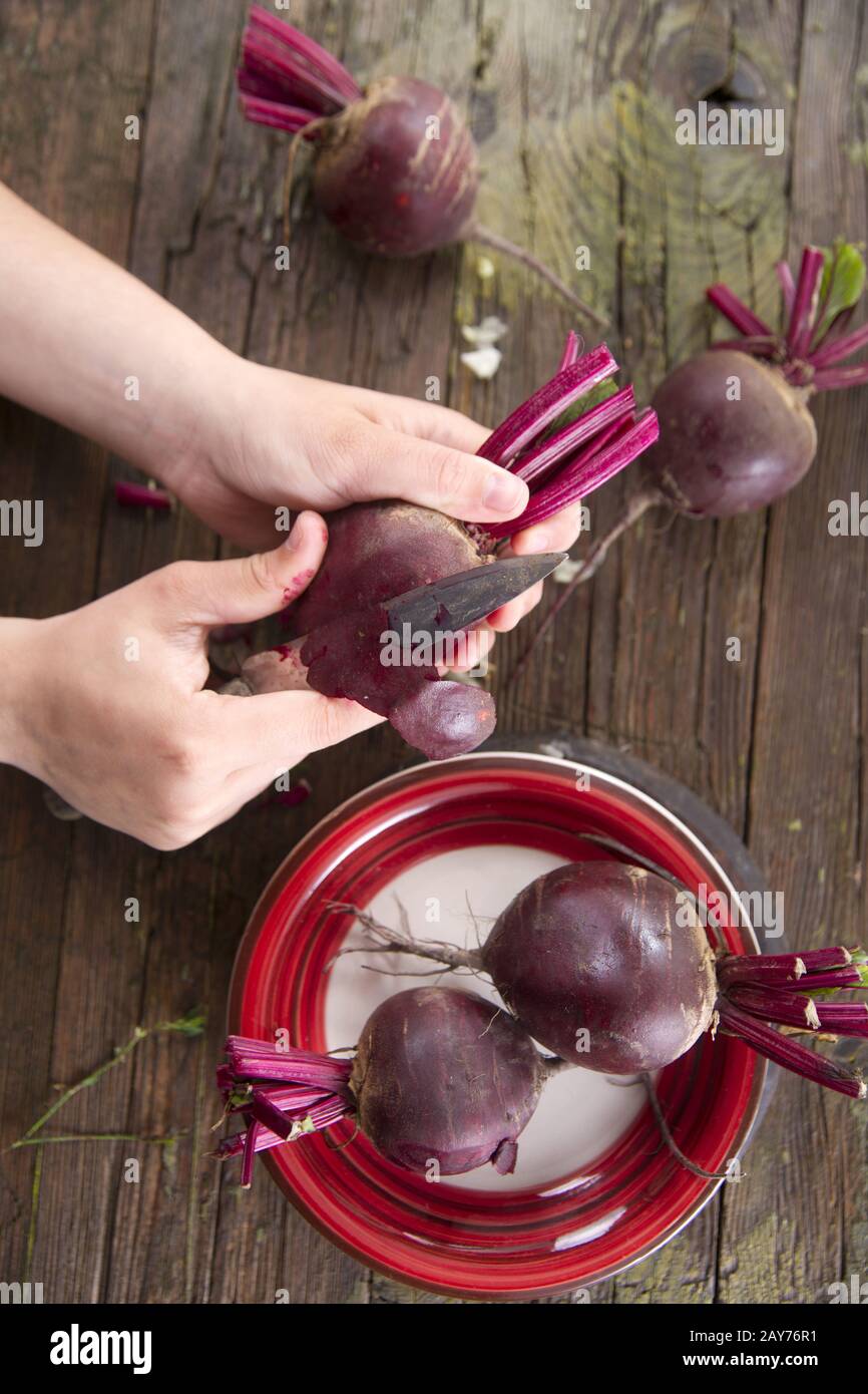Peel the beetroot Stock Photo - Alamy