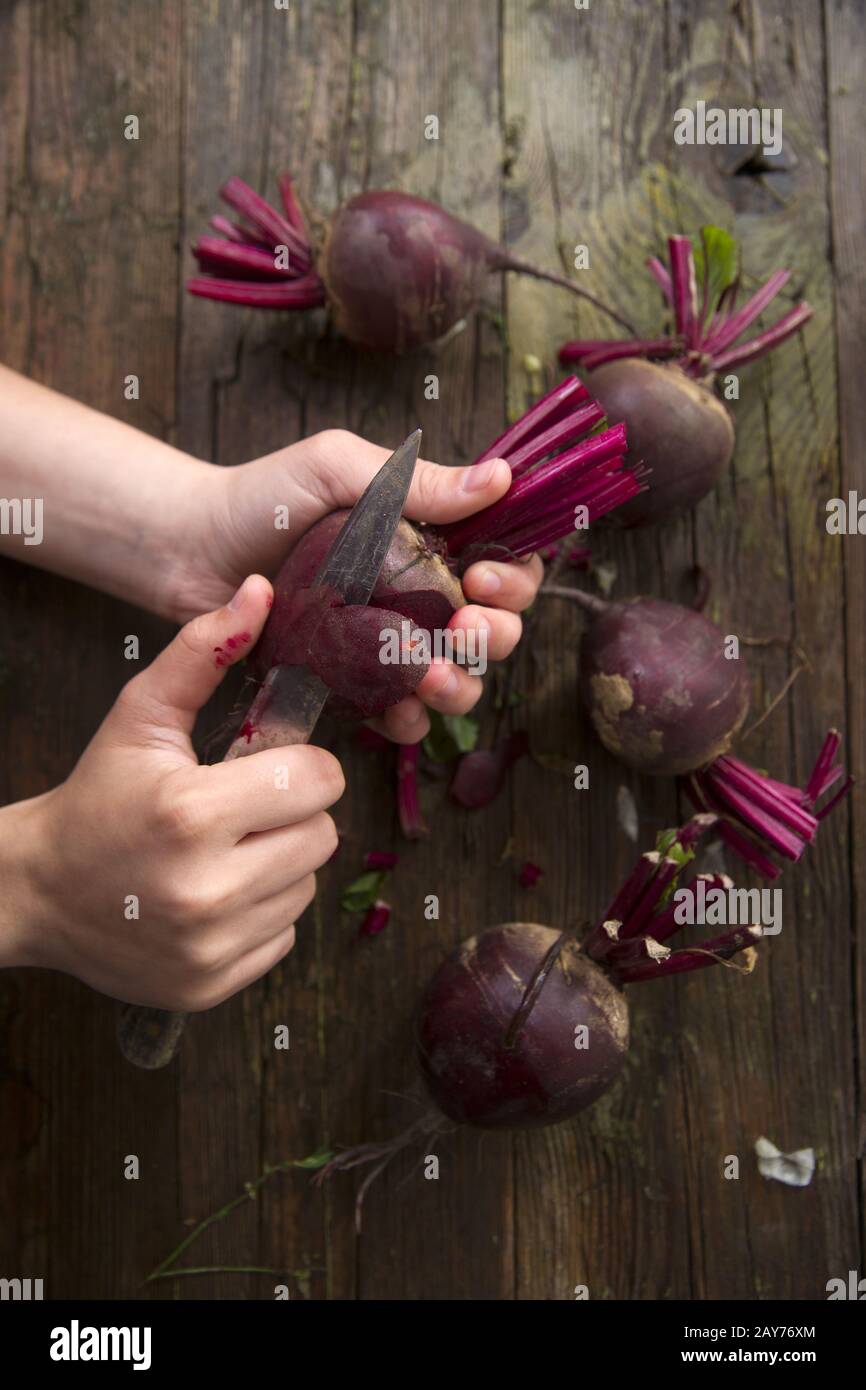 Peel the beetroot Stock Photo - Alamy