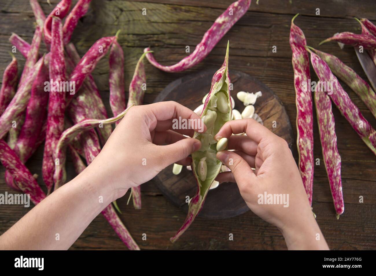 Shell the red beans Stock Photo - Alamy