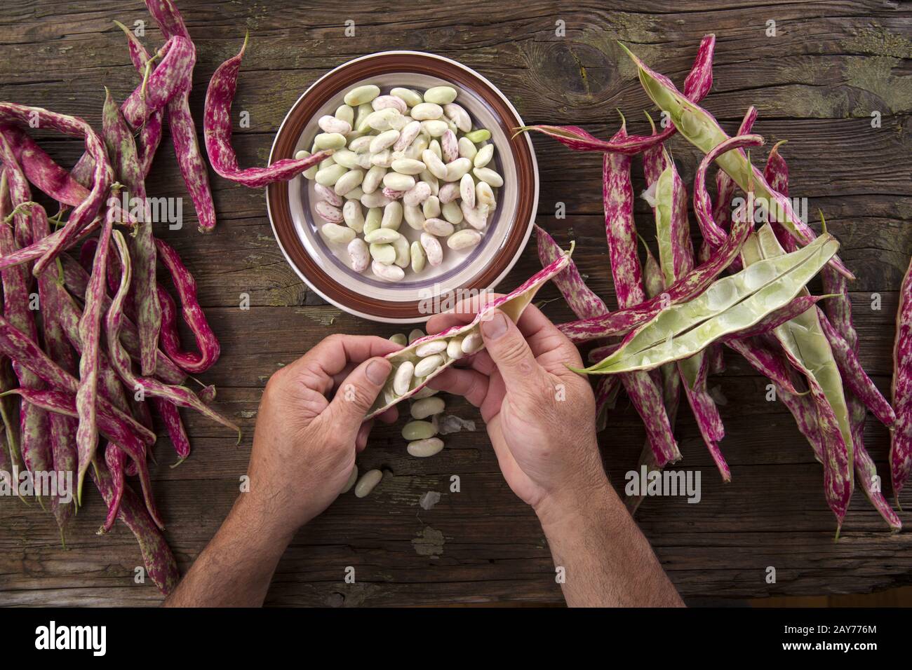 Shell the red beans Stock Photo - Alamy