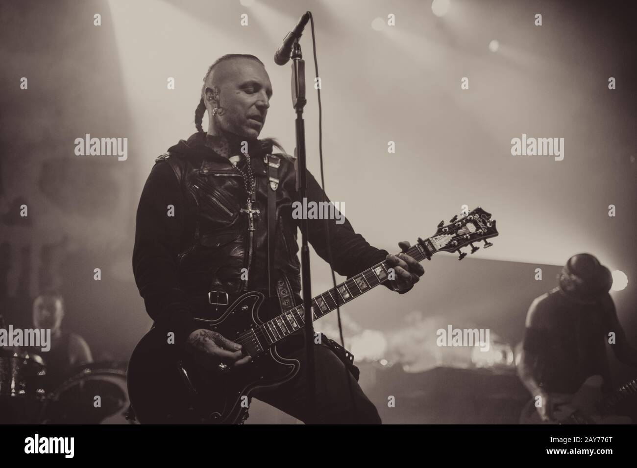 Nicke Borg singer/ guitarist from backyard babies live at o2 ritz ...