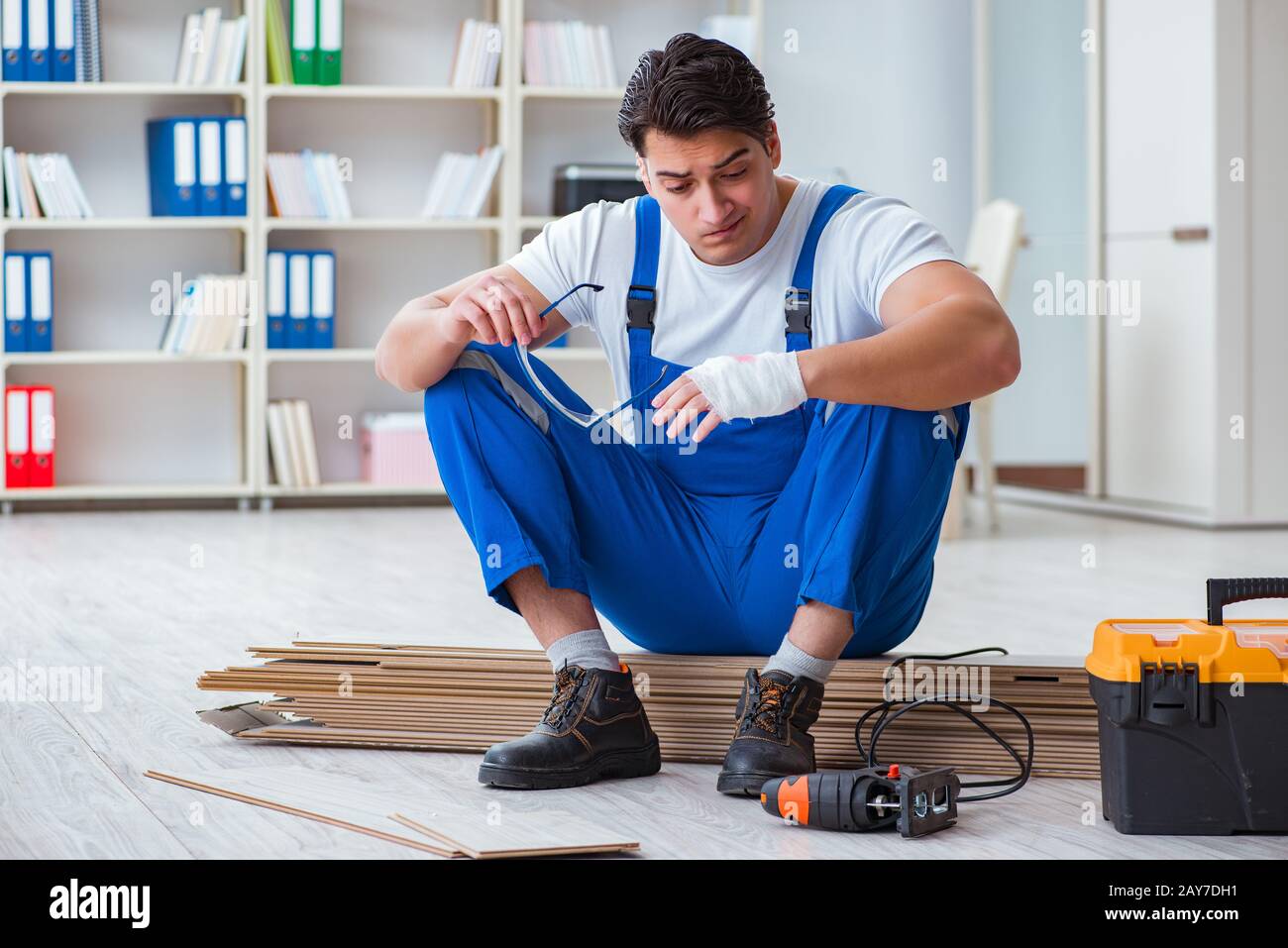 Young worker working on floor laminate tiles Stock Photo - Alamy