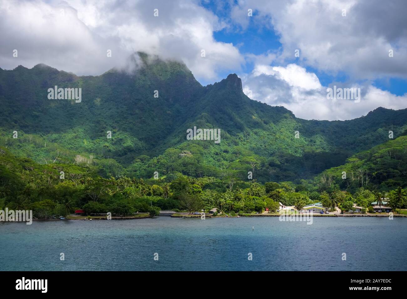 Moorea island harbor and pacific ocean lagoon landscape Stock Photo - Alamy