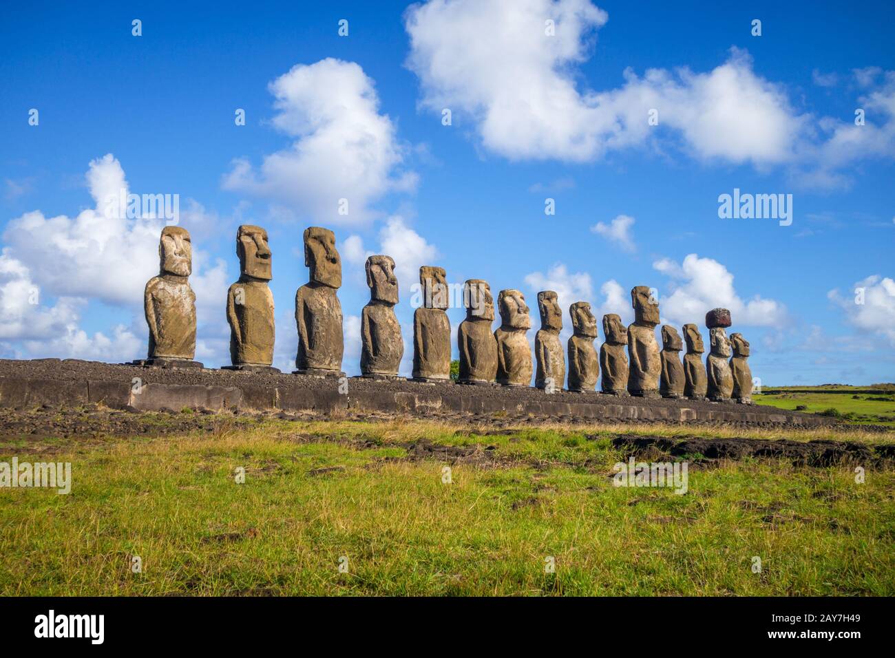 Moais monument ahu tongariki hi-res stock photography and images - Alamy