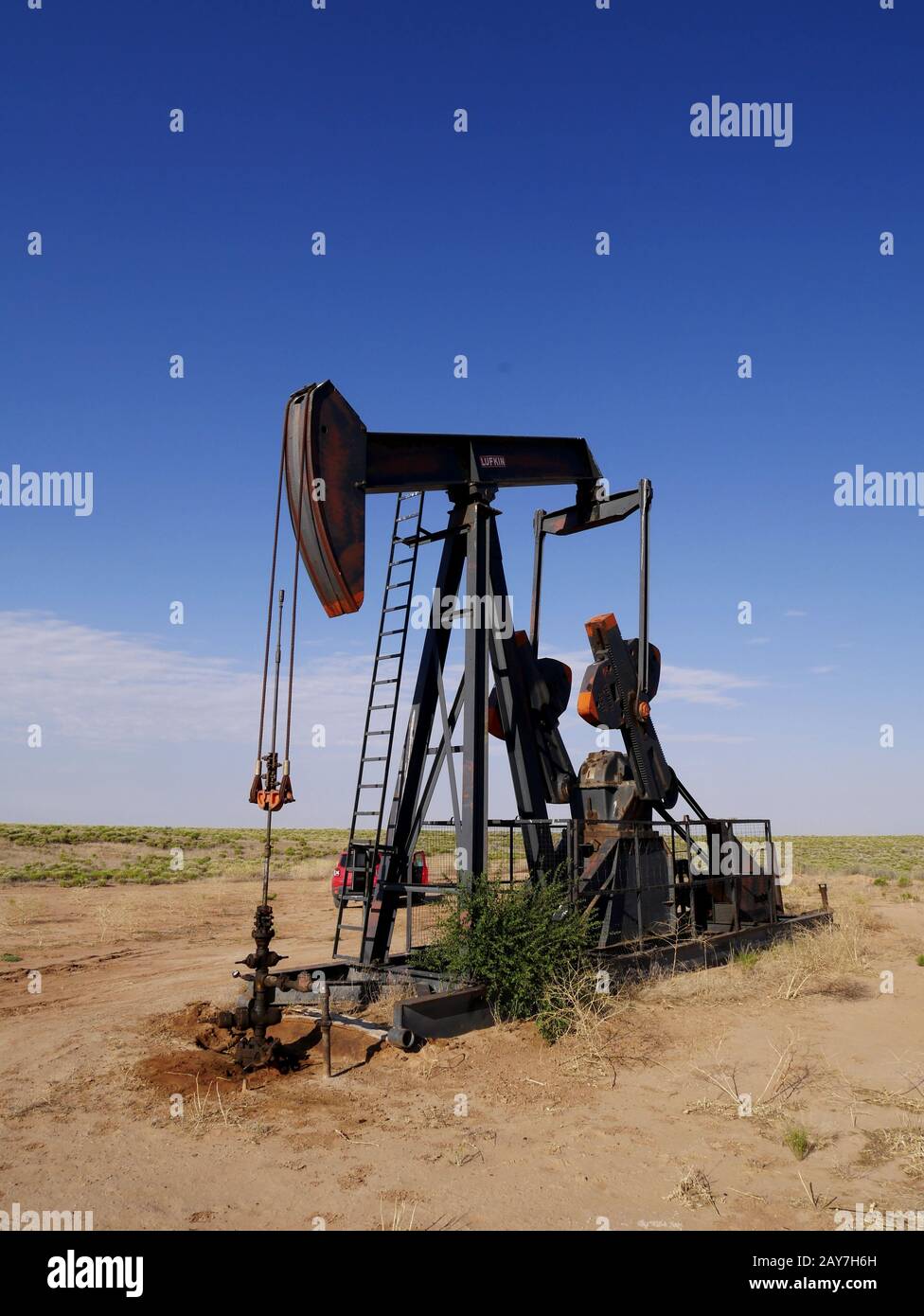 Crude oil pumping site hi-res stock photography and images - Alamy
