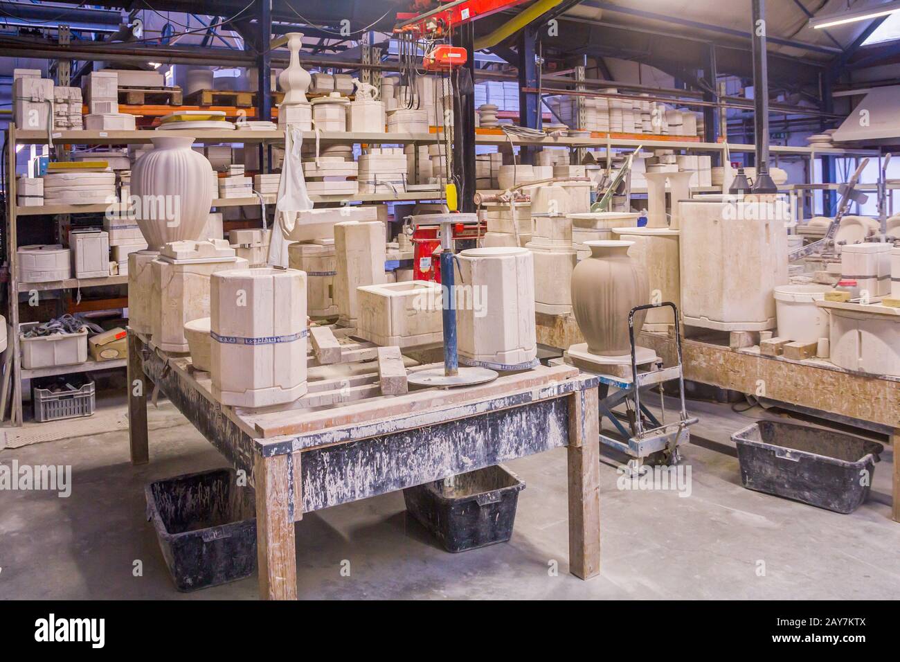 Dutch porcelain Factory: The processof potting (manufacturing) a ...